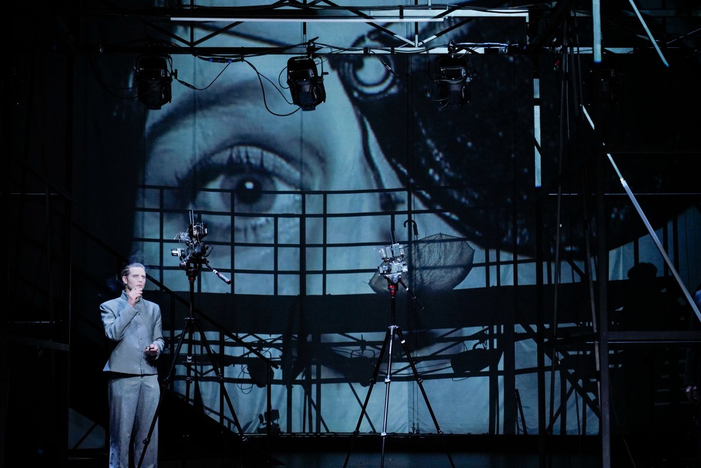 Pressematerial FABIAN ODER: DER GANG VOR DIE HUNDE | Münchner Volkstheater